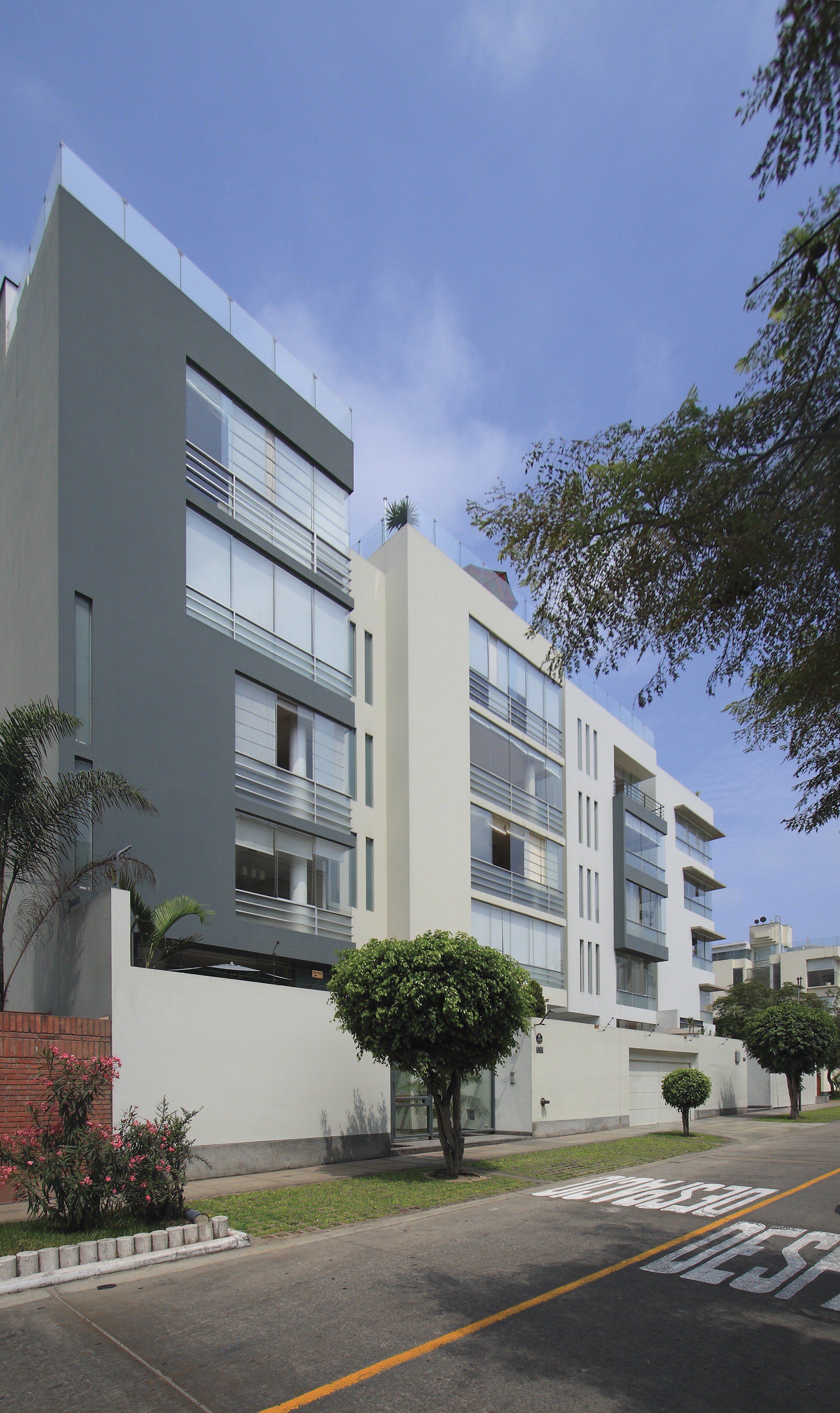 EDIFICIO MULTIFAMILIAR PRECURSORES - II